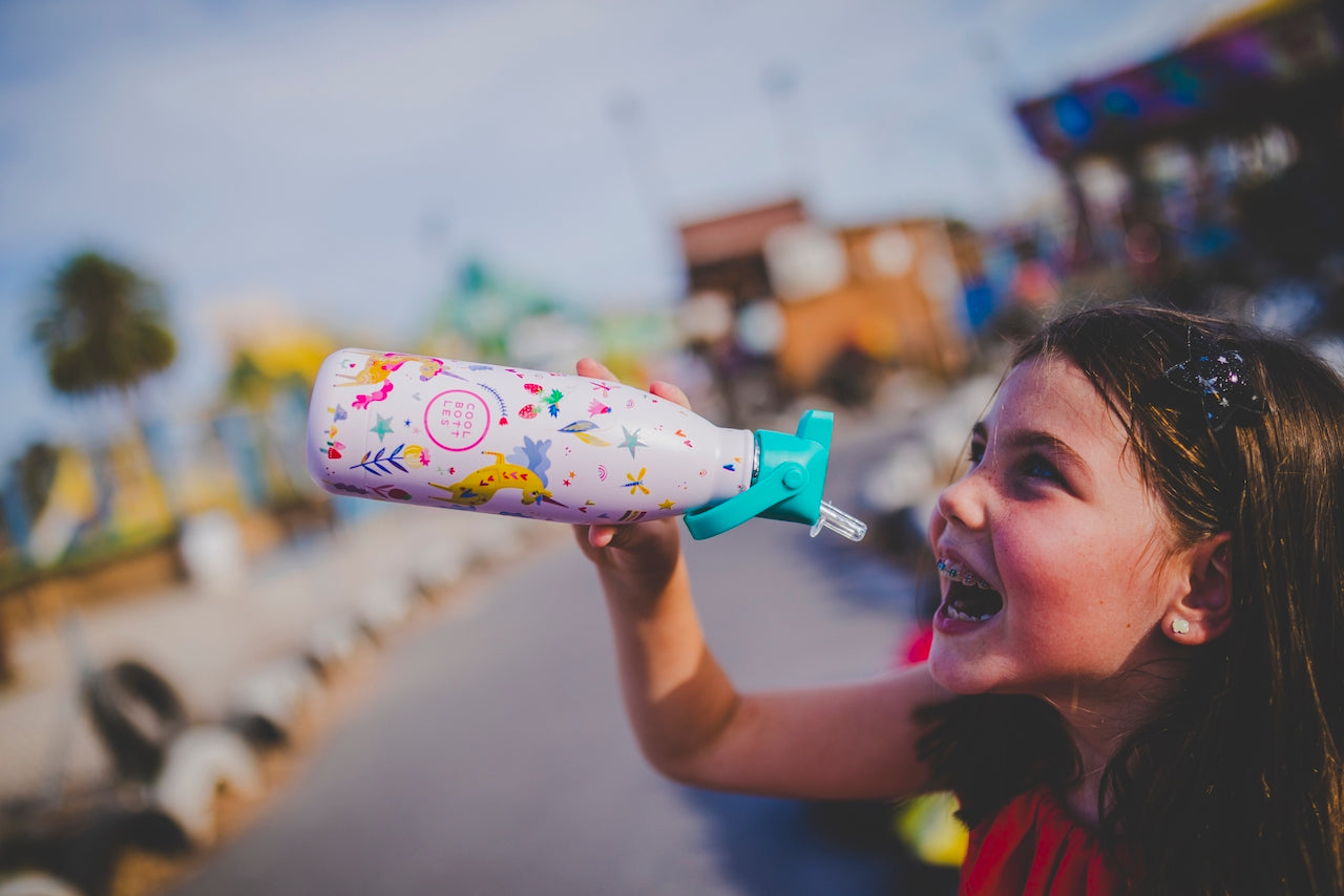 ¿Es bueno que los niños beban con pajita? Pros, contras y alternativas – Cool Bottles
